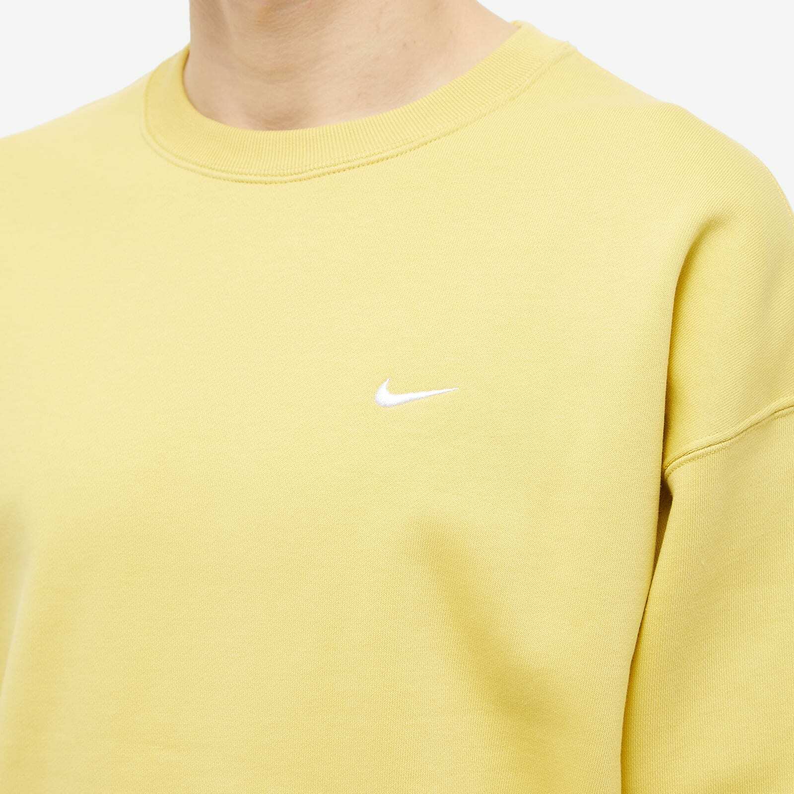 Nike Men's Solo Swoosh Fleece Crew Sweat in Saturn Gold/White Nike